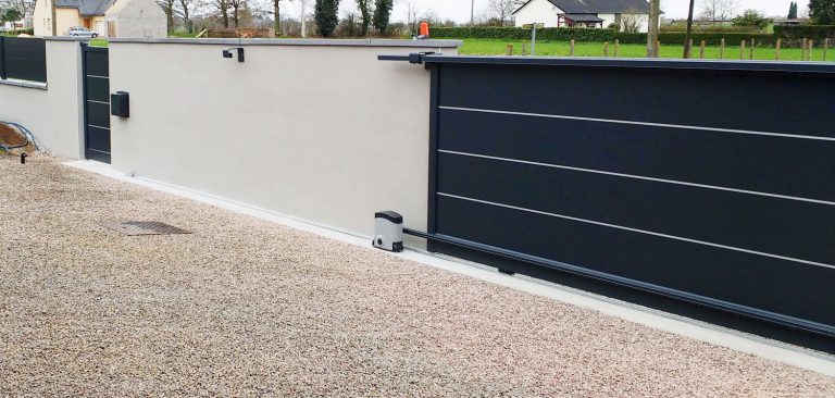 portail-coulissant-motorise-alu-et-portillon-assorti - Charuel