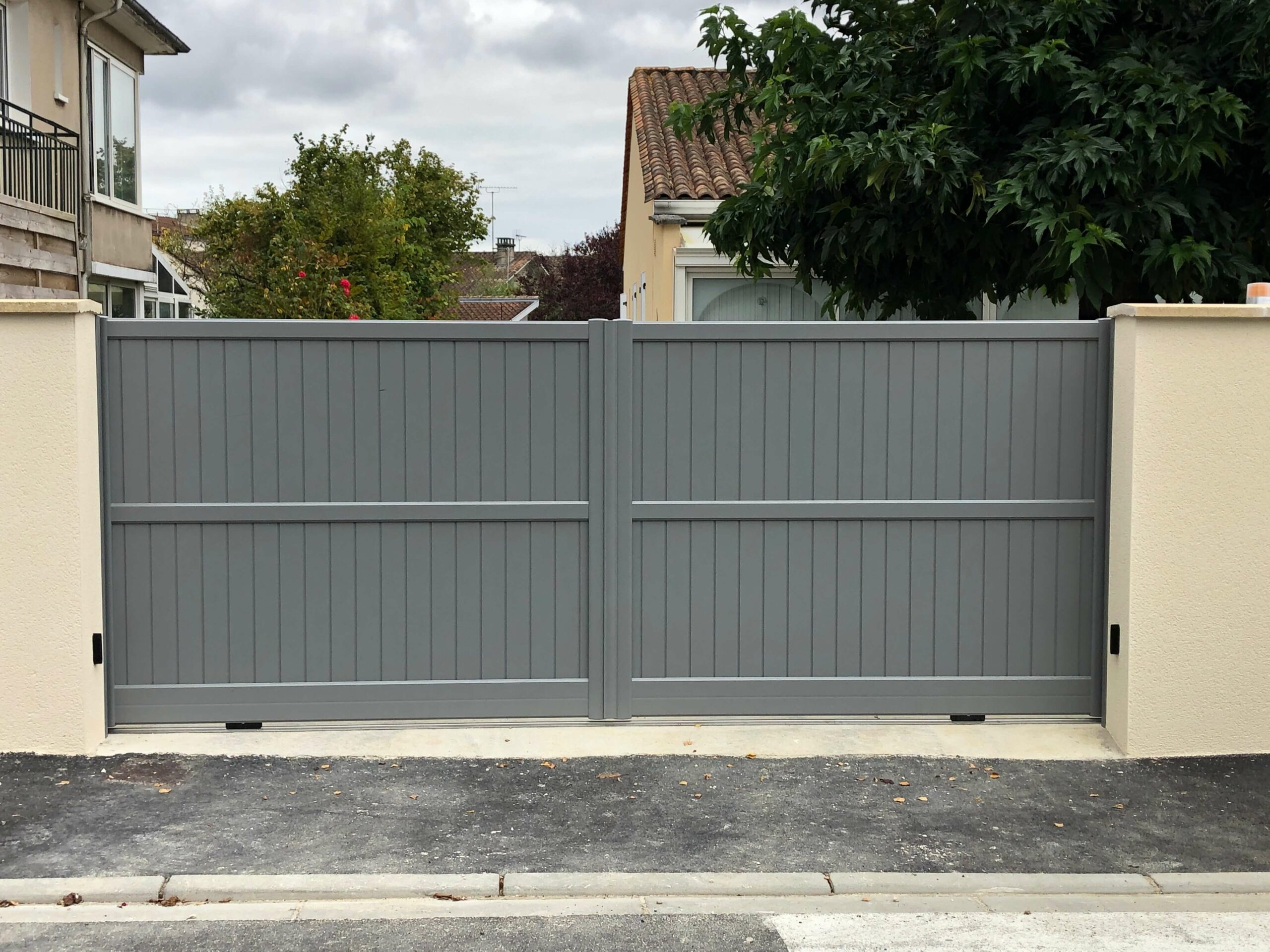 Pose d'un portail coulissant en alu RAL 7037 Charuel